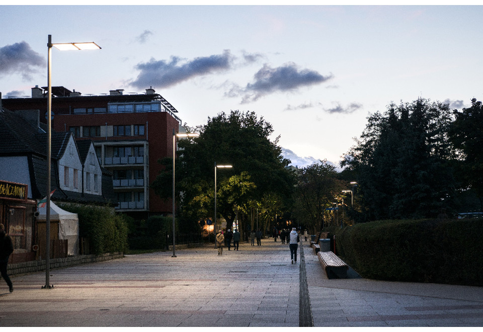 iGuzzini - UFO COMFORT - Testa palo a LED in alluminio pressofuso ...