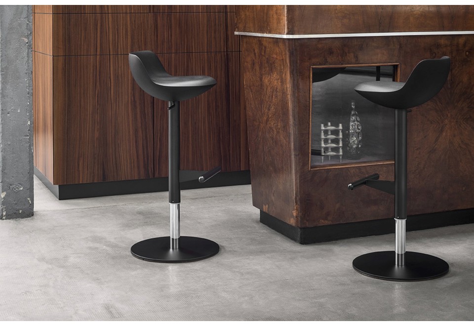 Calligaris - TULIJ - Sgabello alto in poliuretano ad altezza regolabile ...